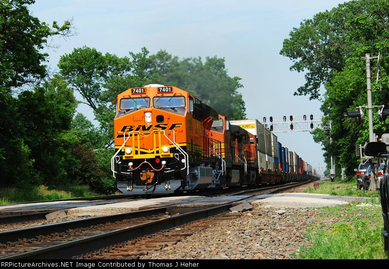 BNSF 7401 leads the Z-CHCSSE